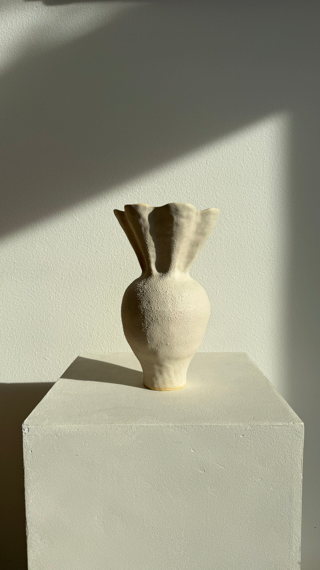 TEXTURED VESSEL CREAM – INK + PORCELAIN