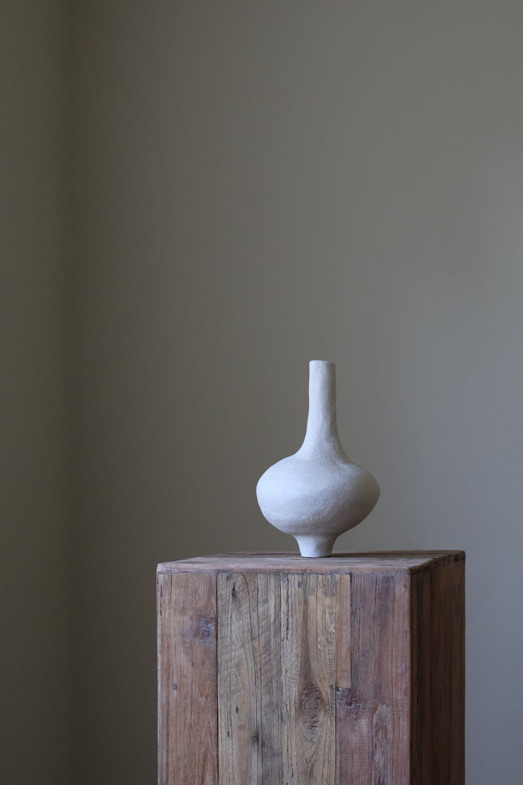 ASTER VESSEL CREAM – INK + PORCELAIN